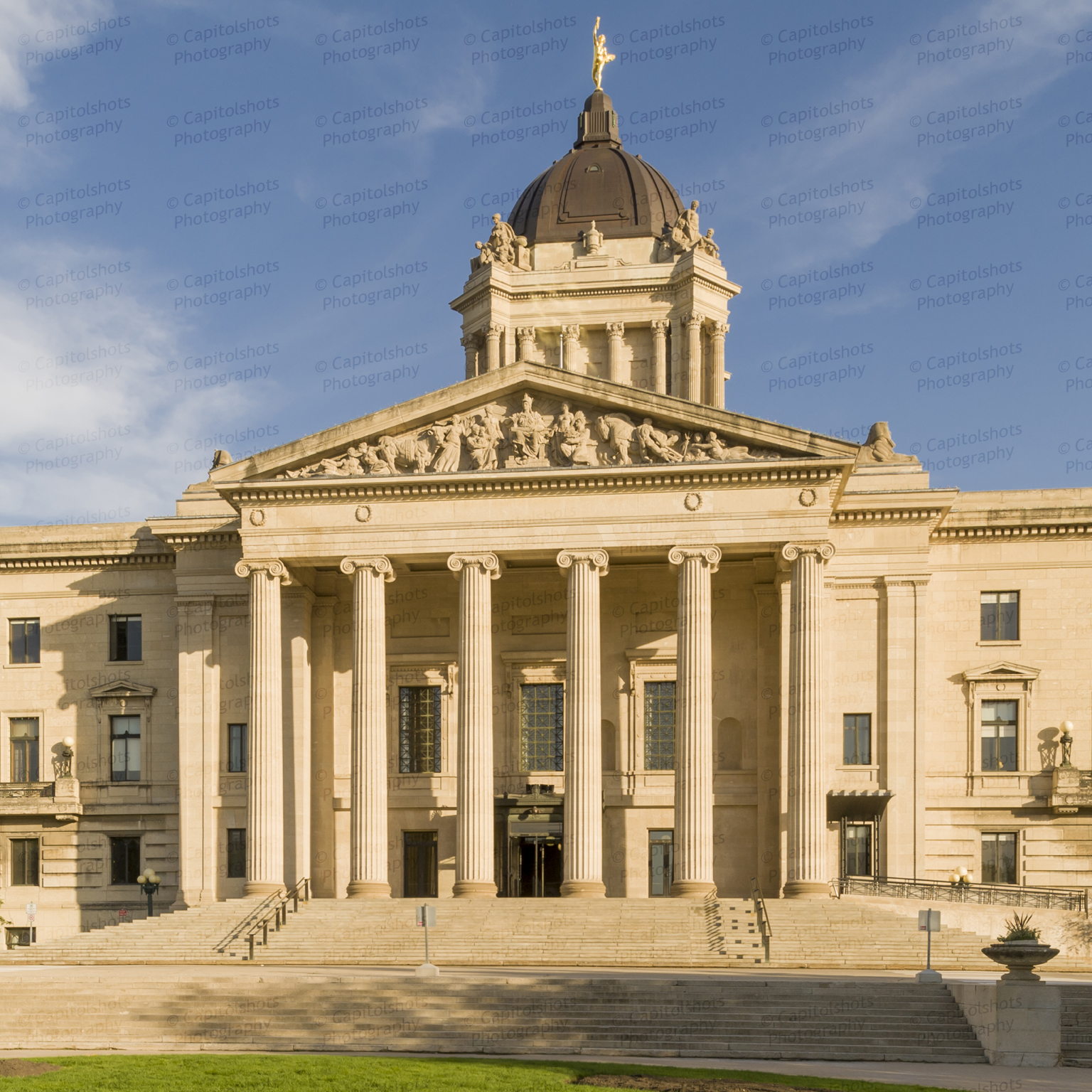 Manitoba Legislative Building (Winnipeg, Manitoba) | Stock Photos
